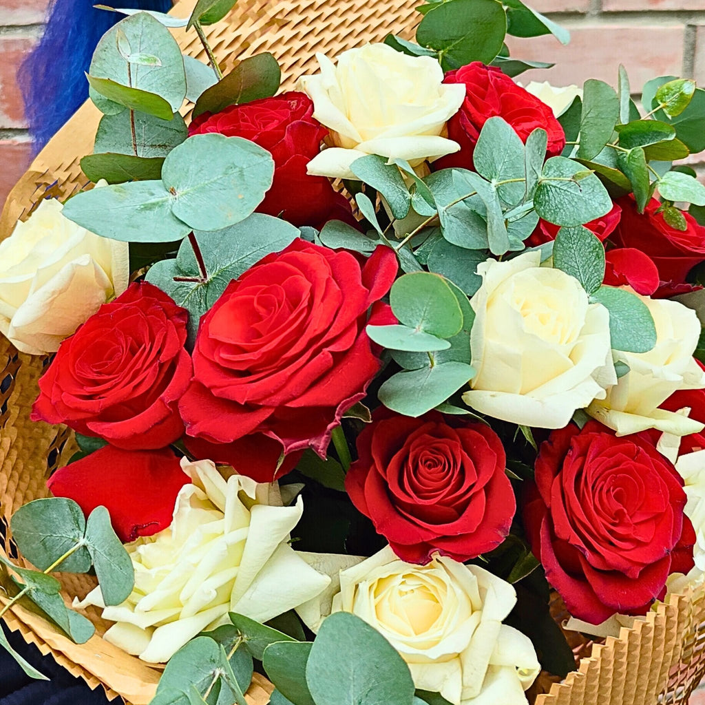 Red & White Roses Bouquet - Happy Bunch Malaysia